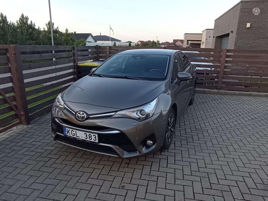 Brown Toyota Avensis 2018 in Klaipeda, with an engine capacity of 1.80 L and mileage of 108 thousand km for 13800 €, photo 7 on AUTOMOTO.COM.LV