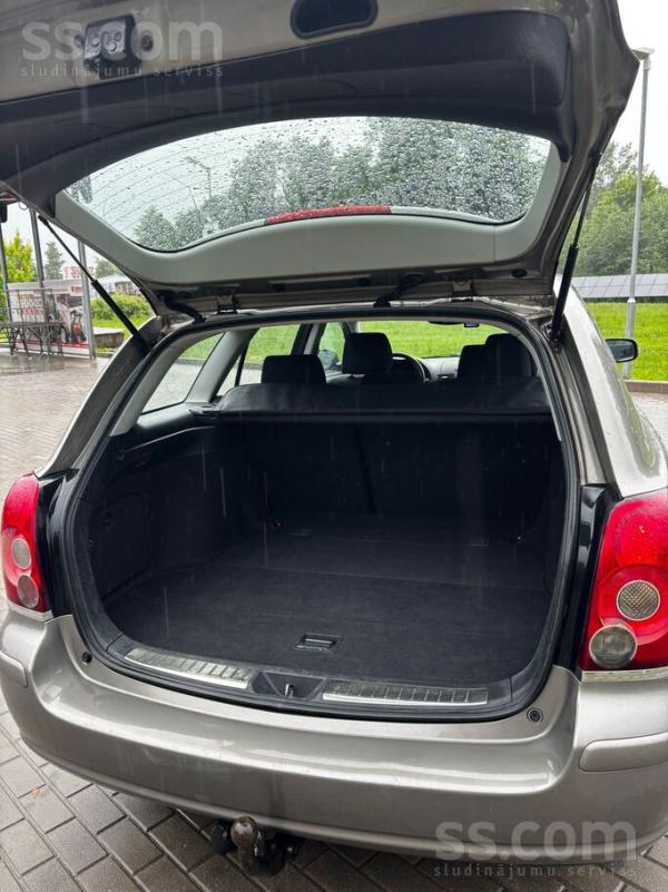 Brown Toyota Avensis 2006 in Jelgava, with an engine capacity of 2.20 L and mileage of 253 thousand km for 1950 €, photo 4 on AUTOMOTO.COM.LV