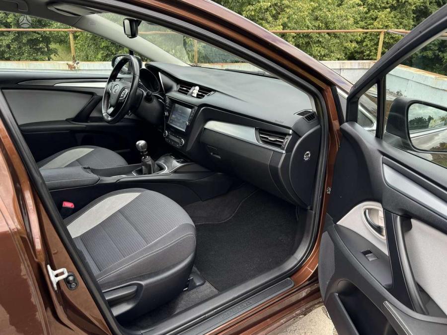 Brūns Toyota Avensis 2015 Viļņa, ar dzinēja tilpumu 2.00 L un nobraukumu 285 tūkst. km par 8500 €, foto 20 vietnē AUTOMOTO.COM.LV