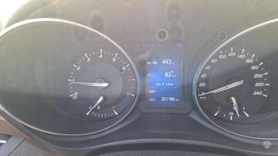 Brown Toyota Avensis 2015 in Vilnius, with an engine capacity of 1.80 L and mileage of 202 thousand km for 8500 €, photo 7 on AUTOMOTO.COM.LV