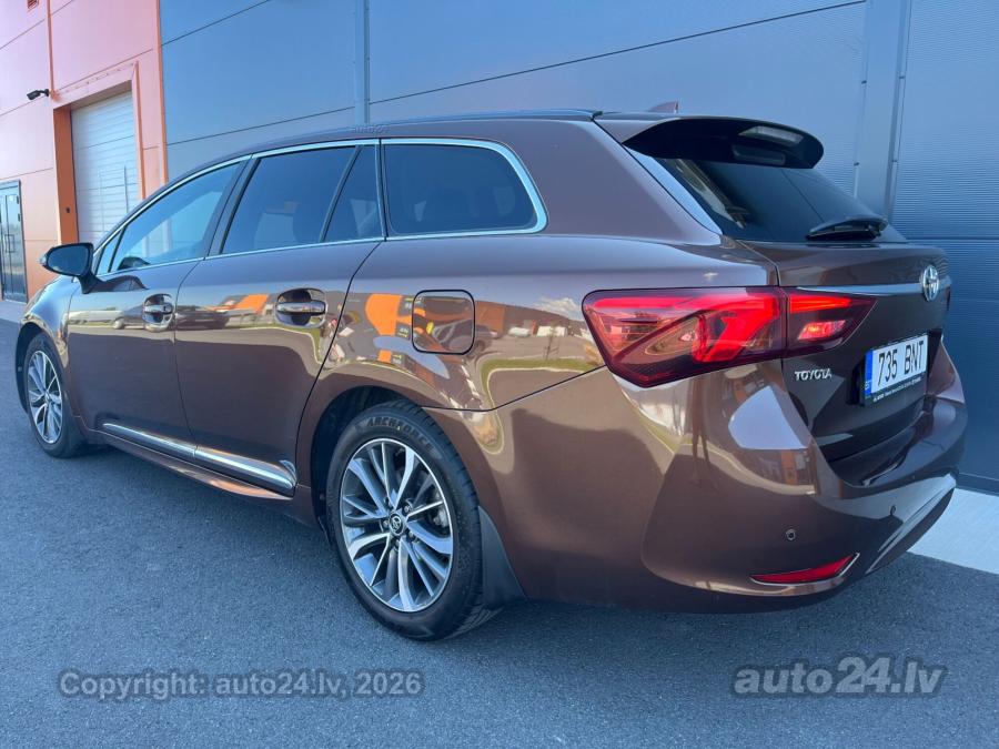 Brown Toyota Avensis 2015 in Kuressaare, with an engine capacity of 2.00 L and mileage of 182 thousand km for 11750 €, photo 5 on AUTOMOTO.COM.LV