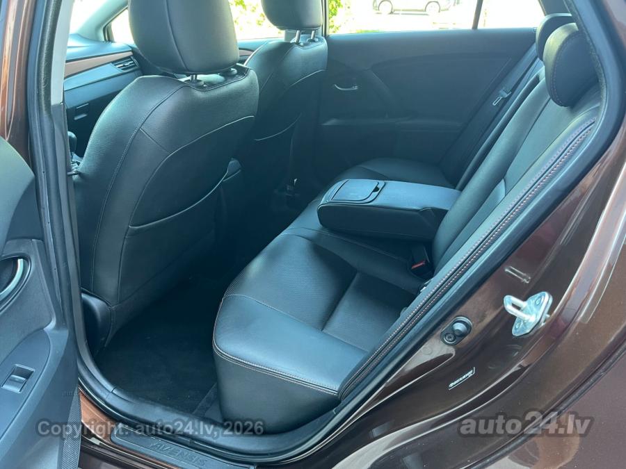 Brown Toyota Avensis 2015 in Kuressaare, with an engine capacity of 2.00 L and mileage of 182 thousand km for 11750 €, photo 13 on AUTOMOTO.COM.LV