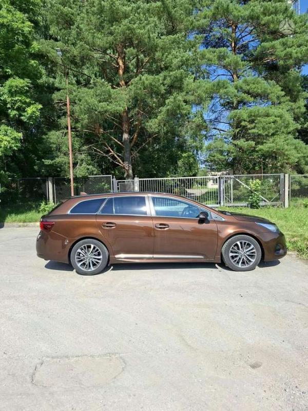 Brown Toyota Avensis 2015 in Siauliai, with an engine capacity of 2.00 L and mileage of 334 thousand km for 7250 €, photo 1 on AUTOMOTO.COM.LV