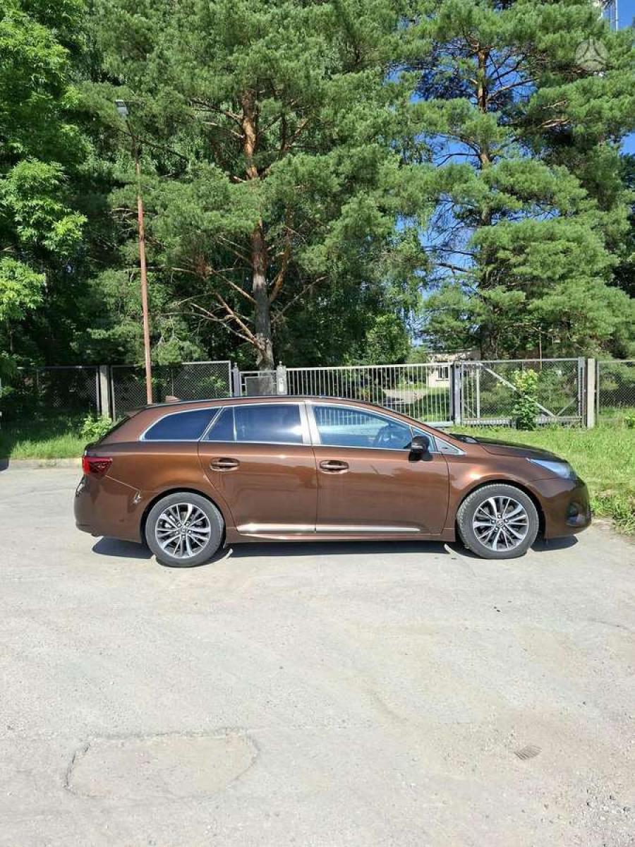 Brown Toyota Avensis 2015 in Siauliai, with an engine capacity of 2.00 L and mileage of 334 thousand km for 7250 €, photo 1 on AUTOMOTO.COM.LV