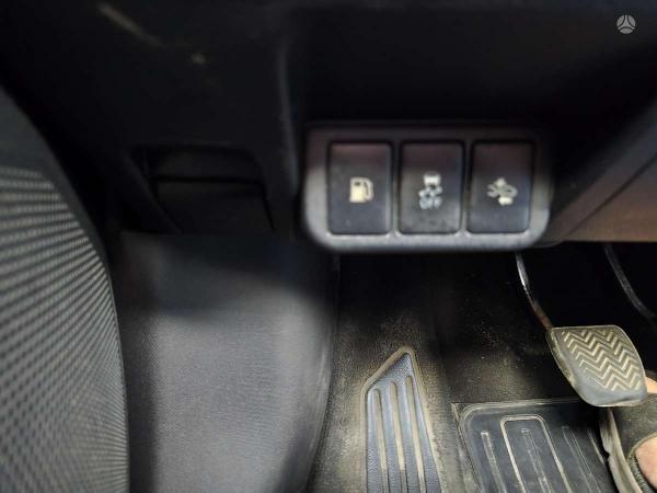 Brown Toyota Avensis 2015 in Siauliai, with an engine capacity of 2.00 L and mileage of 334 thousand km for 7250 €, photo 5 on AUTOMOTO.COM.LV