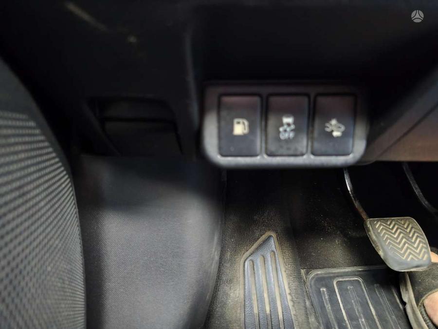 Brown Toyota Avensis 2015 in Siauliai, with an engine capacity of 2.00 L and mileage of 334 thousand km for 7250 €, photo 5 on AUTOMOTO.COM.LV