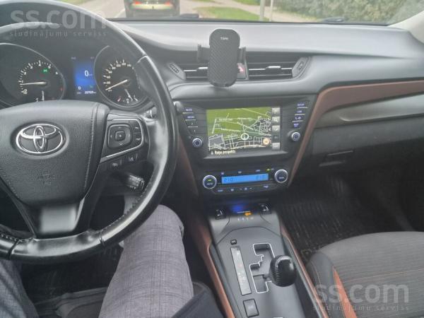 Brown Toyota Avensis 2015 in Ogre, with an engine capacity of 1.80 L and mileage of 208 thousand km for 8500 €, photo 5 on AUTOMOTO.COM.LV