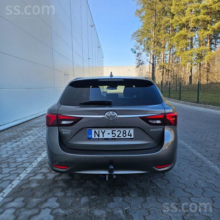 Brown Toyota Avensis 2016 in Riga, with an engine capacity of 2.00 L and mileage of 258 thousand km for 9540 €, photo 7 on AUTOMOTO.COM.LV