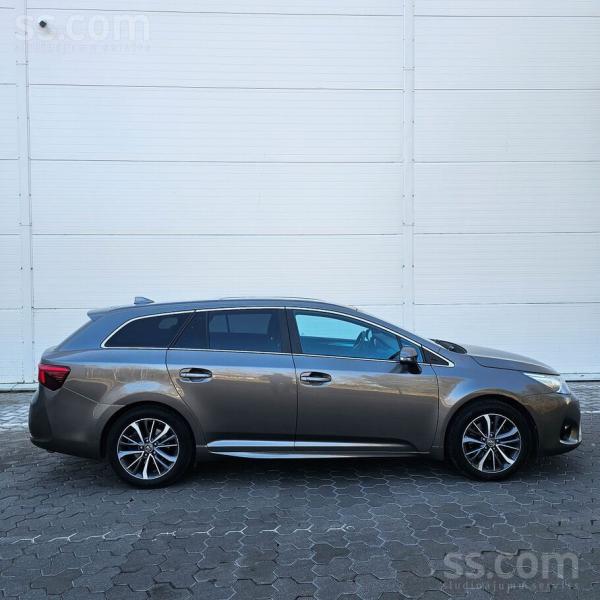 Brown Toyota Avensis 2016 in Riga, with an engine capacity of 2.00 L and mileage of 258 thousand km for 9540 €, photo 8 on AUTOMOTO.COM.LV