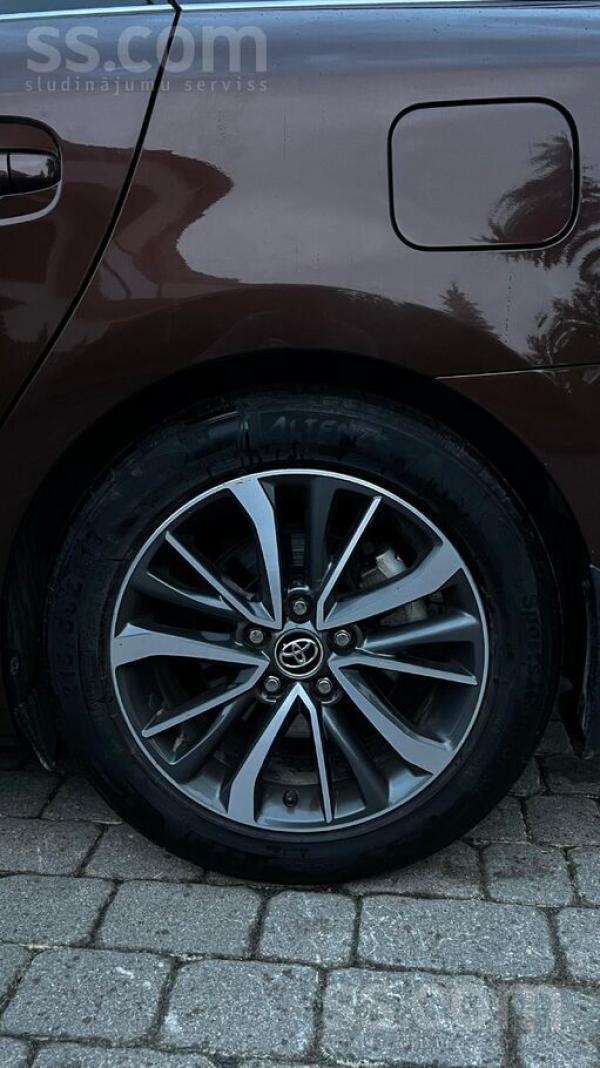 Brown Toyota Avensis 2016 in Riga, with an engine capacity of 2.00 L and mileage of 223 thousand km for 9400 €, photo 7 on AUTOMOTO.COM.LV