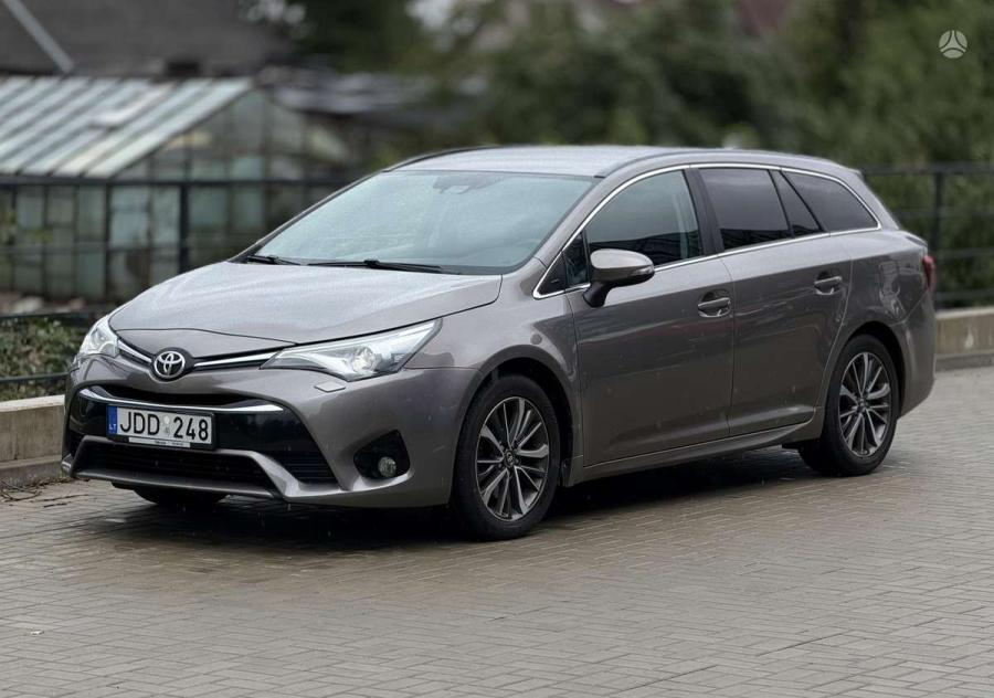 Brown Toyota Avensis 2016 in Vilnius, with an engine capacity of 2.00 L and mileage of 192 thousand km for 8900 €, photo 1 on AUTOMOTO.COM.LV