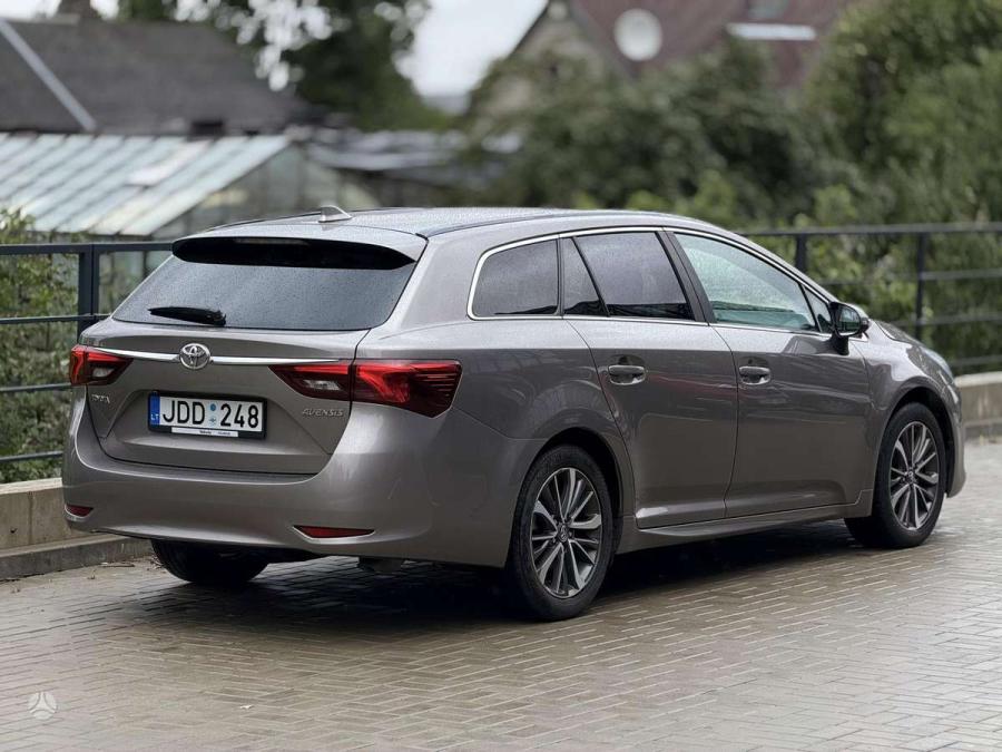 Brown Toyota Avensis 2016 in Vilnius, with an engine capacity of 2.00 L and mileage of 192 thousand km for 8900 €, photo 3 on AUTOMOTO.COM.LV