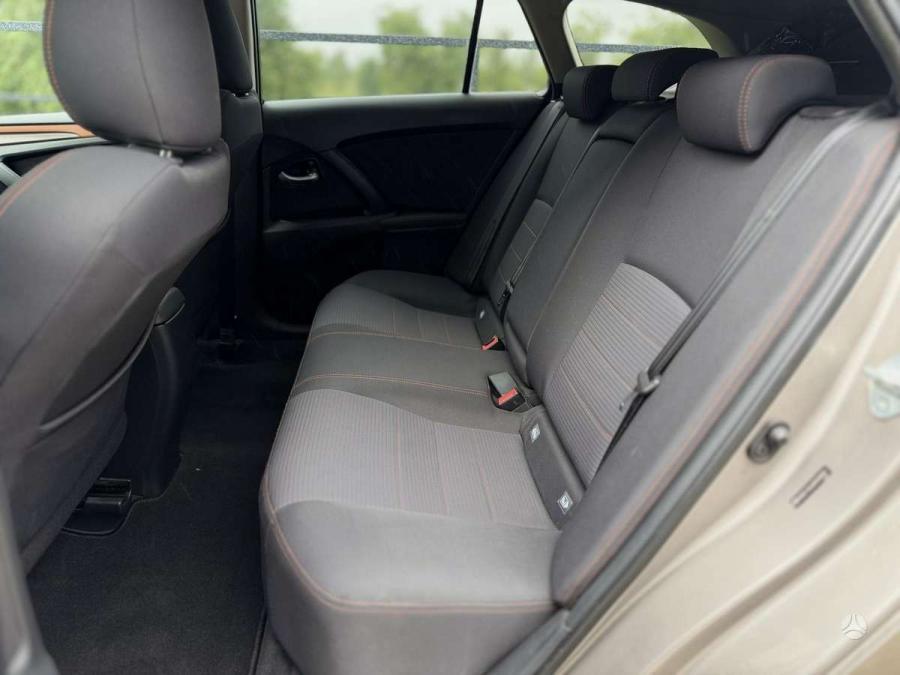 Brown Toyota Avensis 2016 in Vilnius, with an engine capacity of 2.00 L and mileage of 192 thousand km for 8900 €, photo 9 on AUTOMOTO.COM.LV