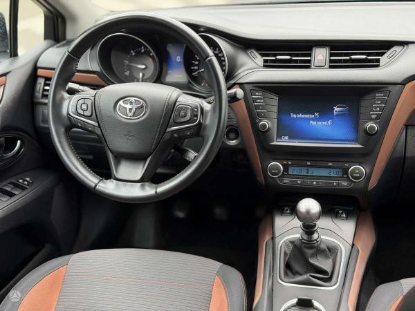 Brown Toyota Avensis 2016 in Vilnius, with an engine capacity of 2.00 L and mileage of 192 thousand km for 8900 €, photo 9 on AUTOMOTO.COM.LV