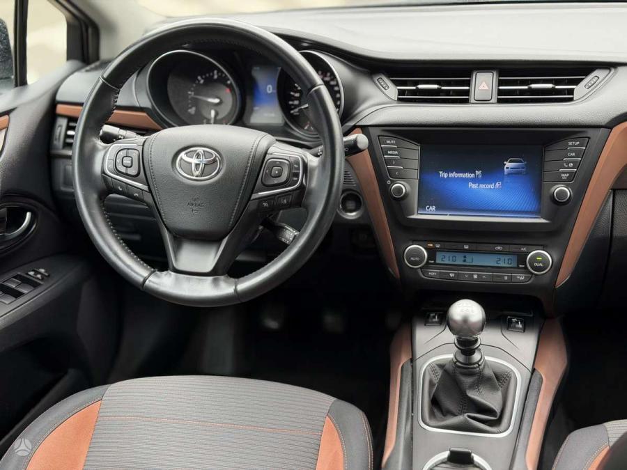 Brown Toyota Avensis 2016 in Vilnius, with an engine capacity of 2.00 L and mileage of 192 thousand km for 8900 €, photo 10 on AUTOMOTO.COM.LV