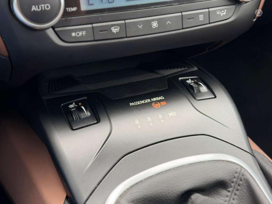 Brown Toyota Avensis 2016 in Vilnius, with an engine capacity of 2.00 L and mileage of 192 thousand km for 8900 €, photo 15 on AUTOMOTO.COM.LV