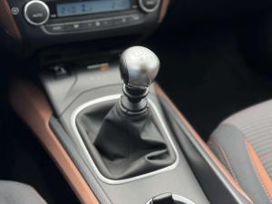 Brown Toyota Avensis 2016 in Vilnius, with an engine capacity of 2.00 L and mileage of 192 thousand km for 8900 €, photo 16 on AUTOMOTO.COM.LV