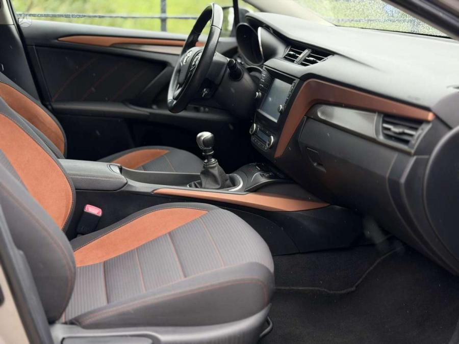 Brown Toyota Avensis 2016 in Vilnius, with an engine capacity of 2.00 L and mileage of 192 thousand km for 8900 €, photo 21 on AUTOMOTO.COM.LV