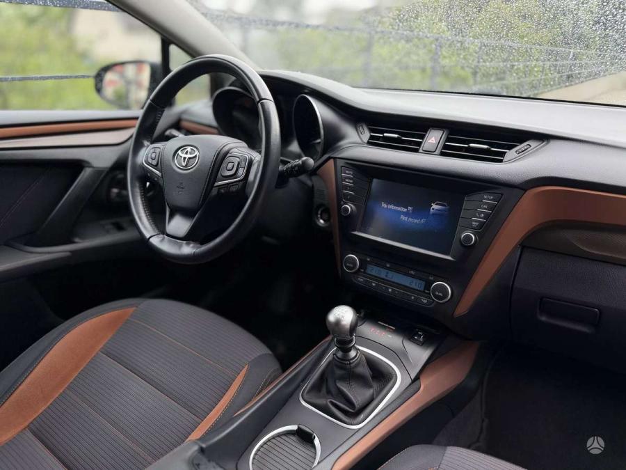 Brown Toyota Avensis 2016 in Vilnius, with an engine capacity of 2.00 L and mileage of 192 thousand km for 8900 €, photo 22 on AUTOMOTO.COM.LV