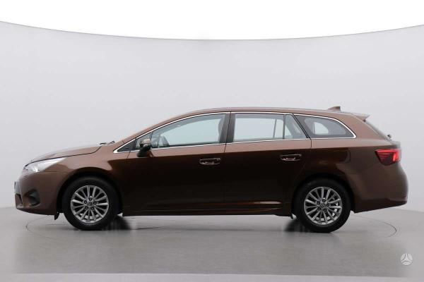 Brown Toyota Avensis 2016 in Vilnius, with an engine capacity of 1.80 L and mileage of 211 thousand km for 10900 €, photo 4 on AUTOMOTO.COM.LV
