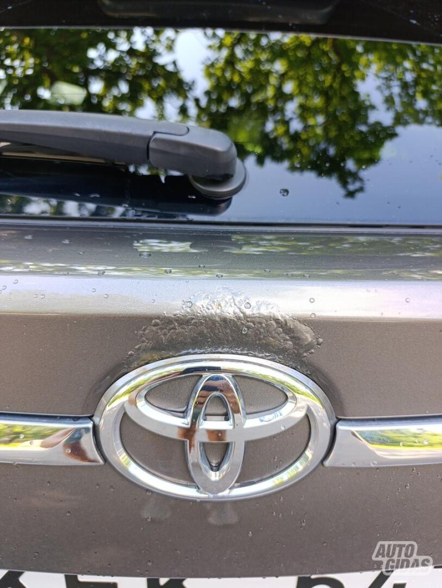Brown Toyota Avensis 2018 in Jurbarkas, with an engine capacity of 1.80 L and mileage of 240 thousand km for 9500 €, photo 5 on AUTOMOTO.COM.LV
