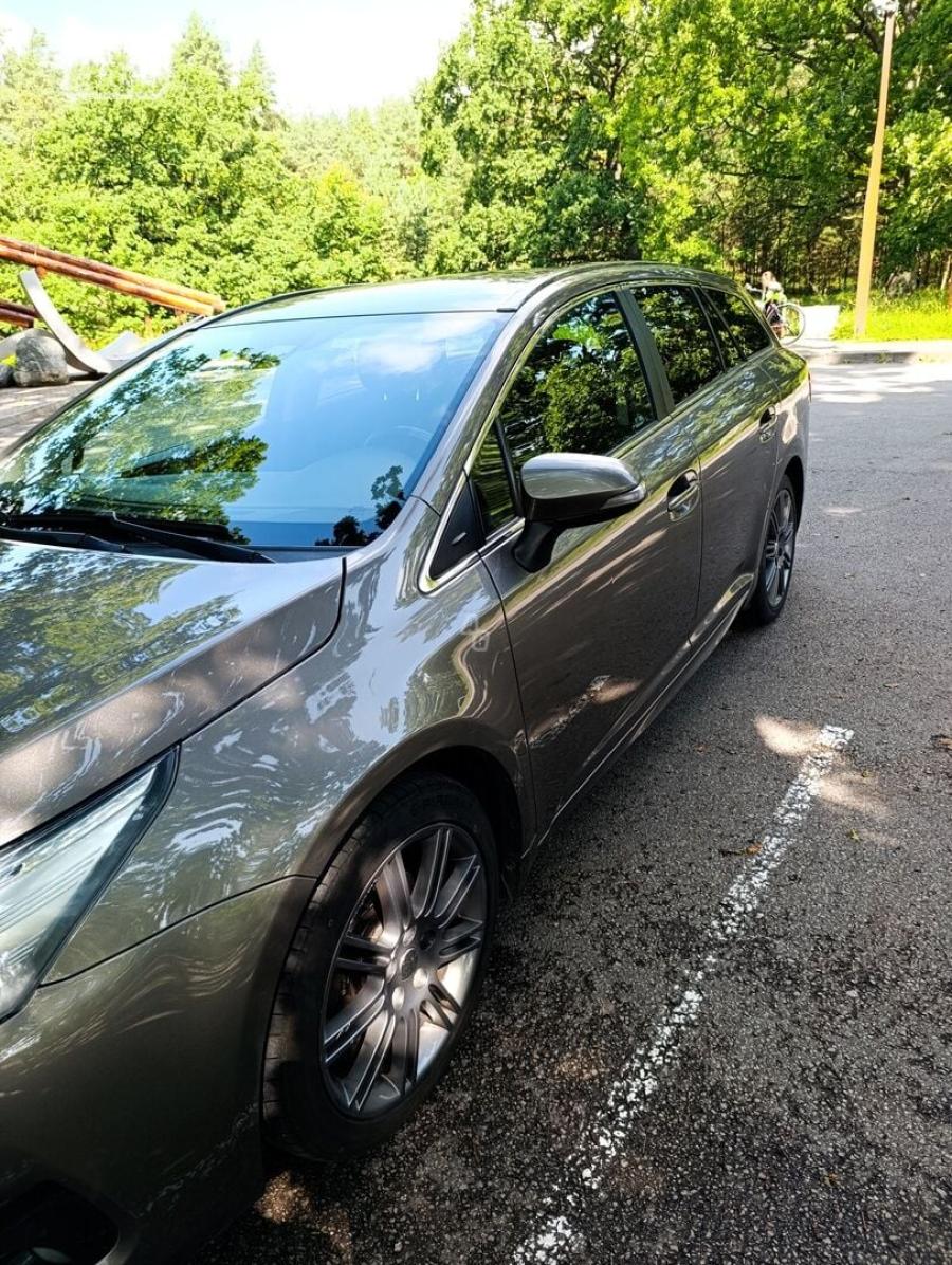 Brown Toyota Avensis 2018 in Jurbarkas, with an engine capacity of 1.80 L and mileage of 240 thousand km for 9500 €, photo 12 on AUTOMOTO.COM.LV