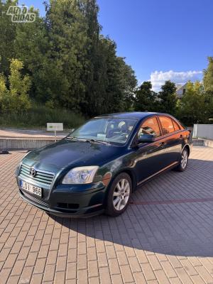 Zaļš Toyota Avensis 2002 Viļņa, ar dzinēja tilpumu 2.00 L un nobraukumu 285 tūkst. km par 850 €, foto  vietnē AUTOMOTO.COM.LV