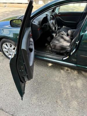 Green Toyota Avensis 2003 in Marijampole, with an engine capacity of 2.00 L and mileage of 220 thousand km for 2750 €, photo 8 on AUTOMOTO.COM.LV
