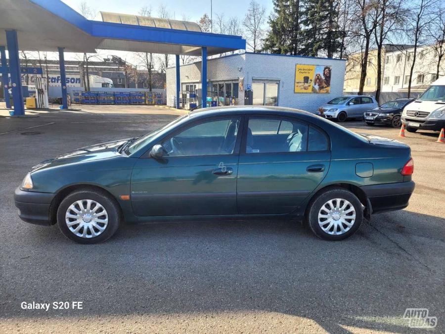 Green Toyota Avensis 2003 in Marijampole, with an engine capacity of 1.90 L and mileage of 300 thousand km for 1399 €, photo 2 on AUTOMOTO.COM.LV