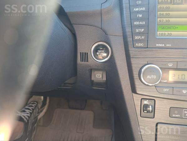 Green Toyota Avensis 2009 in Riga, with an engine capacity of 2.00 L and mileage of 225 thousand km for 5300 €, photo 2 on AUTOMOTO.COM.LV