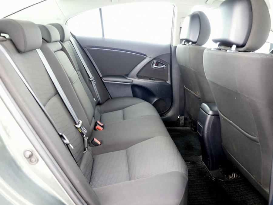 Green Toyota Avensis 2009 in Tallinn, with an engine capacity of 1.80 L and mileage of 259 thousand km for 3499 €, photo 8 on AUTOMOTO.COM.LV
