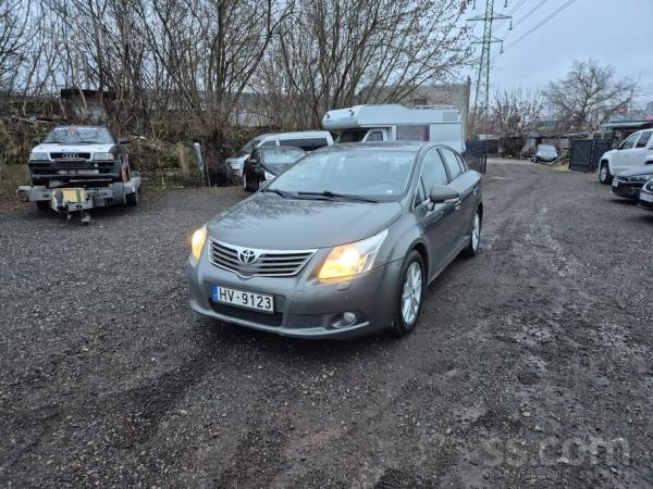 Green Toyota Avensis 2012 in Riga, with an engine capacity of 2.00 L and mileage of 326 thousand km for 5790 €, photo 4 on AUTOMOTO.COM.LV