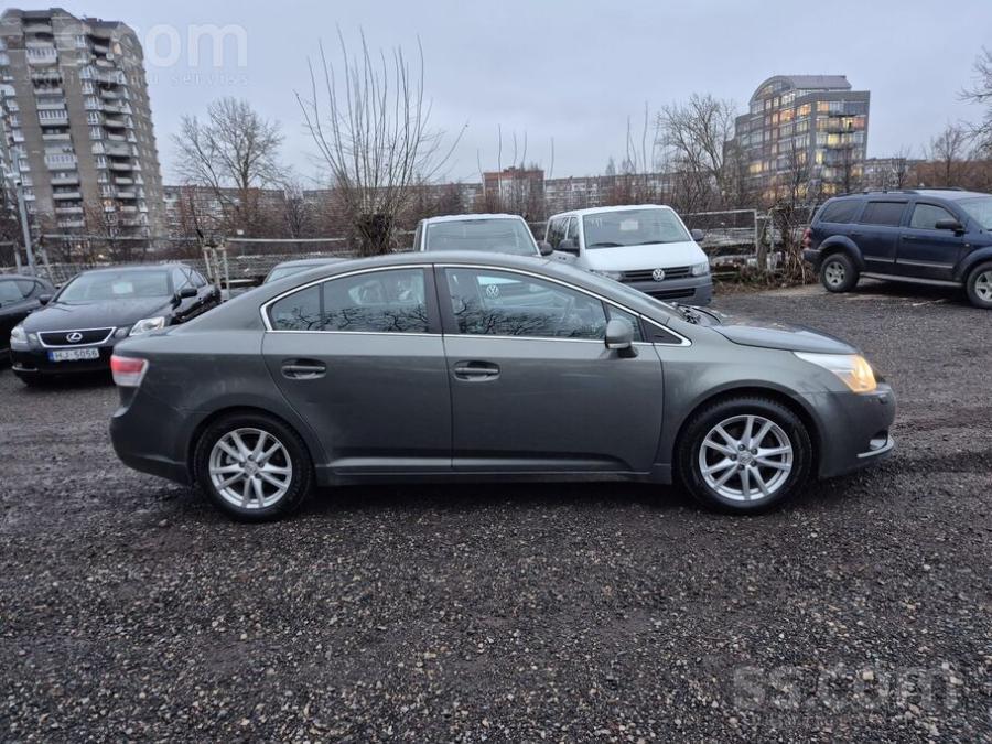 Green Toyota Avensis 2012 in Riga, with an engine capacity of 2.00 L and mileage of 326 thousand km for 5790 €, photo 5 on AUTOMOTO.COM.LV