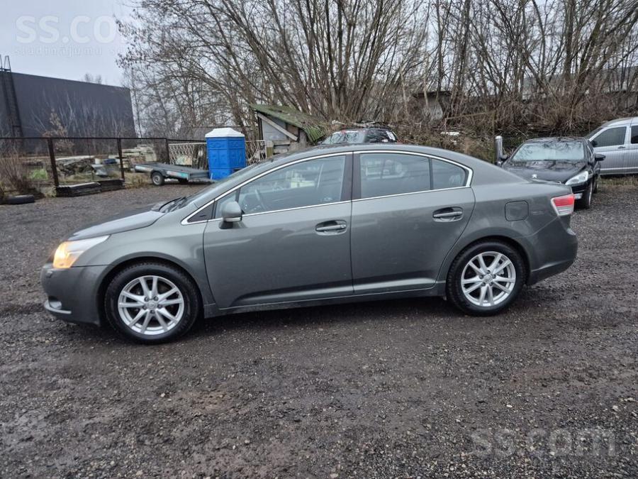 Green Toyota Avensis 2012 in Riga, with an engine capacity of 2.00 L and mileage of 326 thousand km for 5790 €, photo 9 on AUTOMOTO.COM.LV