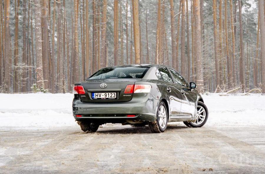 Green Toyota Avensis 2012 in Riga, with an engine capacity of 2.00 L and mileage of 326 thousand km for 4890 €, photo 6 on AUTOMOTO.COM.LV