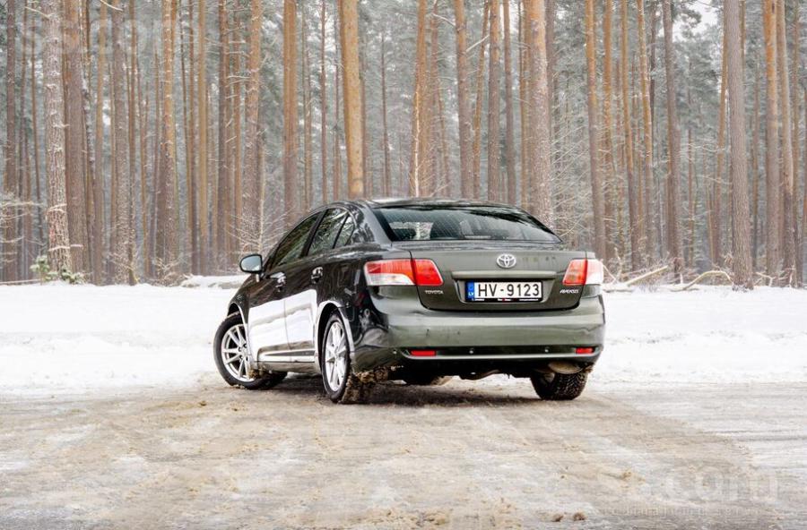 Green Toyota Avensis 2012 in Riga, with an engine capacity of 2.00 L and mileage of 326 thousand km for 4890 €, photo 8 on AUTOMOTO.COM.LV