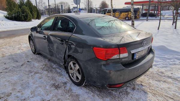 Zaļš Toyota Avensis 2012 Kauņa, ar dzinēja tilpumu 1.80 L un nobraukumu 243 tūkst. km par 2900 €, foto 2 vietnē AUTOMOTO.COM.LV