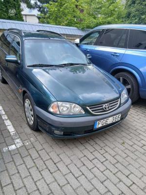 Zaļš Toyota Avensis 2001 Viļņa, ar dzinēja tilpumu 2.00 L un nobraukumu 371 tūkst. km par 1350 €, foto  vietnē AUTOMOTO.COM.LV