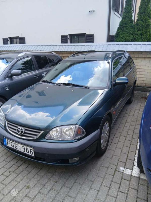 Toyota Avensis 2001 in Vilnius on AUTOMOTO.COM.LV Green Toyota Avensis 2001 in Vilnius, with an engine capacity of 2.00 L and mileage of 371 thousand km for 1350 €, photo 3 on AUTOMOTO.COM.LV