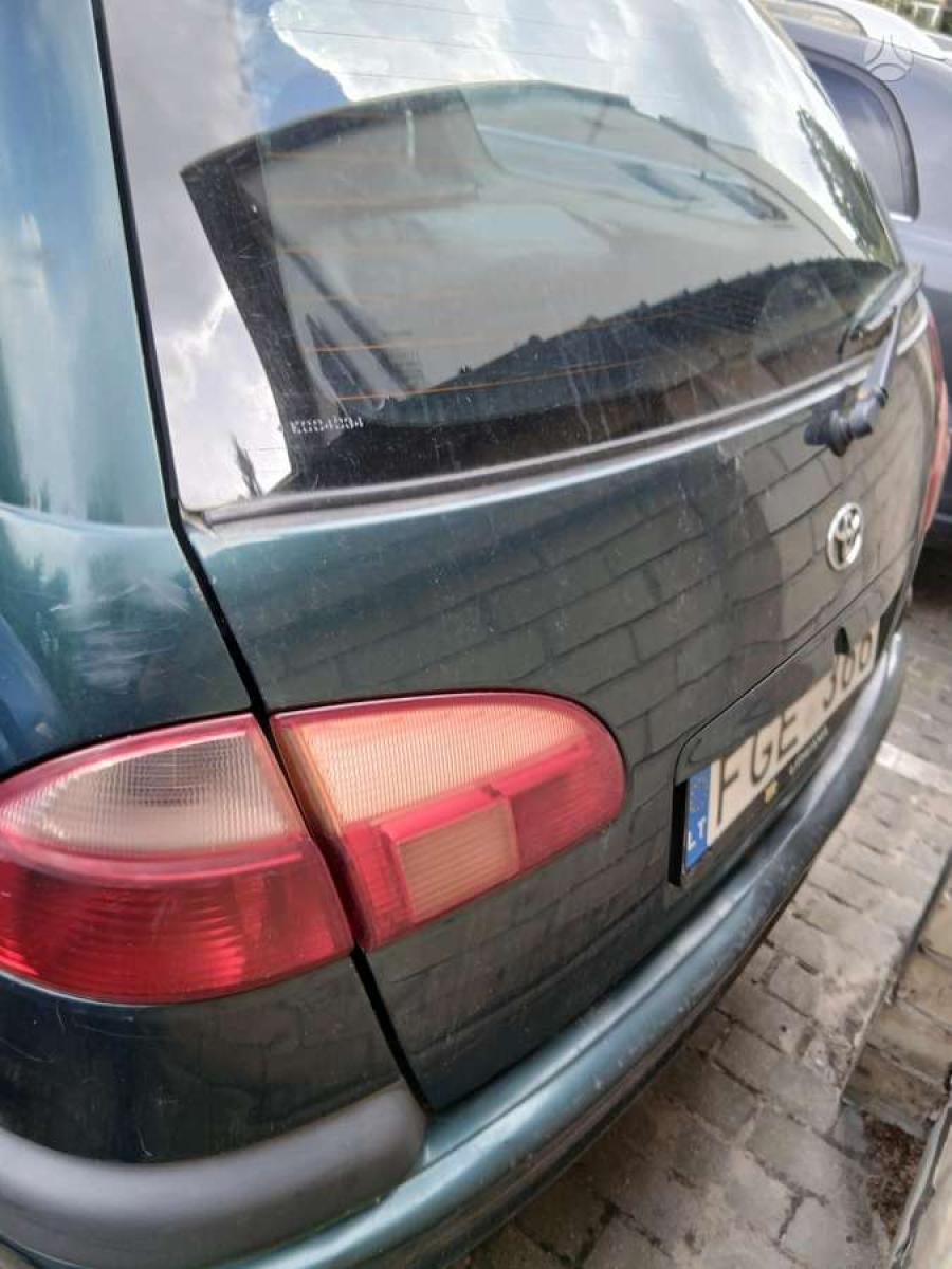 Green Toyota Avensis 2001 in Vilnius, with an engine capacity of 2.00 L and mileage of 371 thousand km for 1350 €, photo 4 on AUTOMOTO.COM.LV