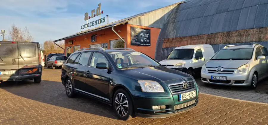 Green Toyota Avensis 2003 in Valmiera, with an engine capacity of 1.80 L and mileage of 246 thousand km for 1300 €, photo 1 on AUTOMOTO.COM.LV