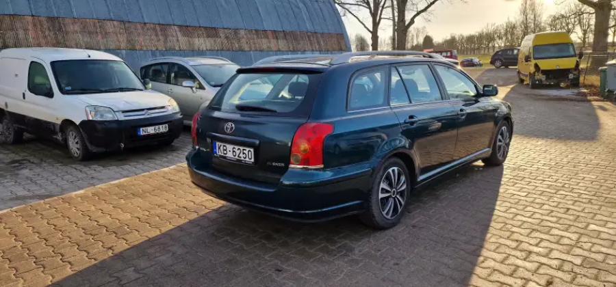 Green Toyota Avensis 2003 in Valmiera, with an engine capacity of 1.80 L and mileage of 246 thousand km for 1300 €, photo 4 on AUTOMOTO.COM.LV