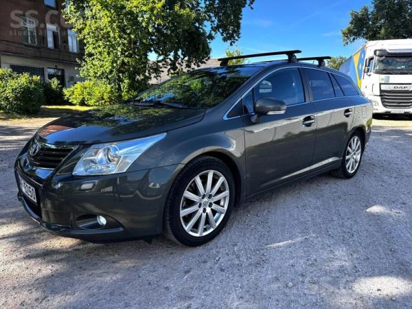 Green Toyota Avensis 2009 in Riga, with an engine capacity of 2.20 L and mileage of 327 thousand km for 1400 €, photo 1 on AUTOMOTO.COM.LV