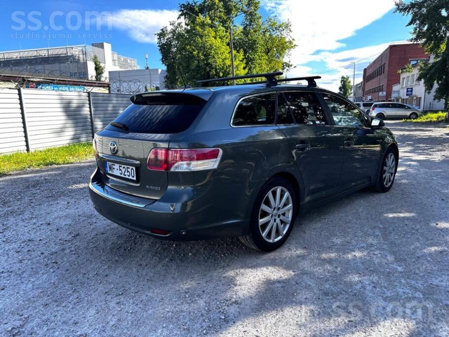 Green Toyota Avensis 2009 in Riga, with an engine capacity of 2.20 L and mileage of 327 thousand km for 1400 €, photo 3 on AUTOMOTO.COM.LV
