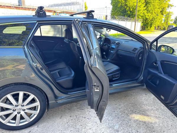 Green Toyota Avensis 2009 in Riga, with an engine capacity of 2.20 L and mileage of 327 thousand km for 1400 €, photo 4 on AUTOMOTO.COM.LV