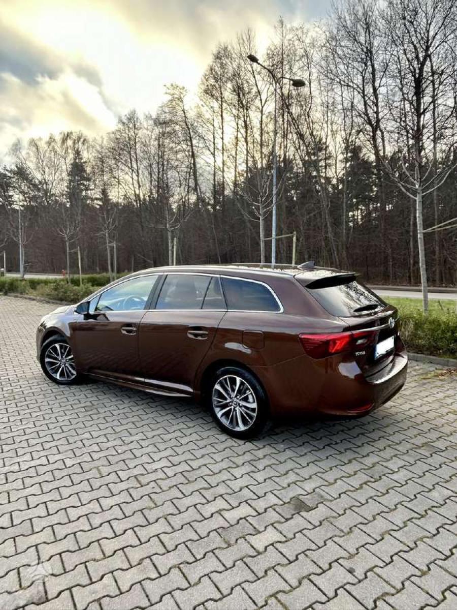 Green Toyota Avensis 2016 in Klaipeda, with an engine capacity of 1.99 L and mileage of 145 thousand km for 11999 €, photo 3 on AUTOMOTO.COM.LV