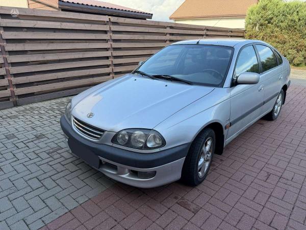 Pelēks Toyota Avensis 1999 Klaipėda, ar dzinēja tilpumu 1.98 L un nobraukumu 350 tūkst. km par 1200 €, foto 1 vietnē AUTOMOTO.COM.LV