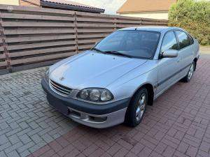 Pelēks Toyota Avensis 1999 Klaipėda, ar dzinēja tilpumu 1.98 L un nobraukumu 350 tūkst. km par 1200 €, foto  vietnē AUTOMOTO.COM.LV