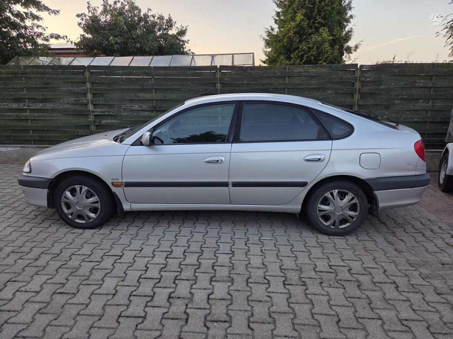 Серый Тойота Авенсис 1999 в Клайпеда, объемом двигателя 1.98 л и пробегом 250 тыс. км за 1500 €, фото 1 на AUTOMOTO.COM.LV