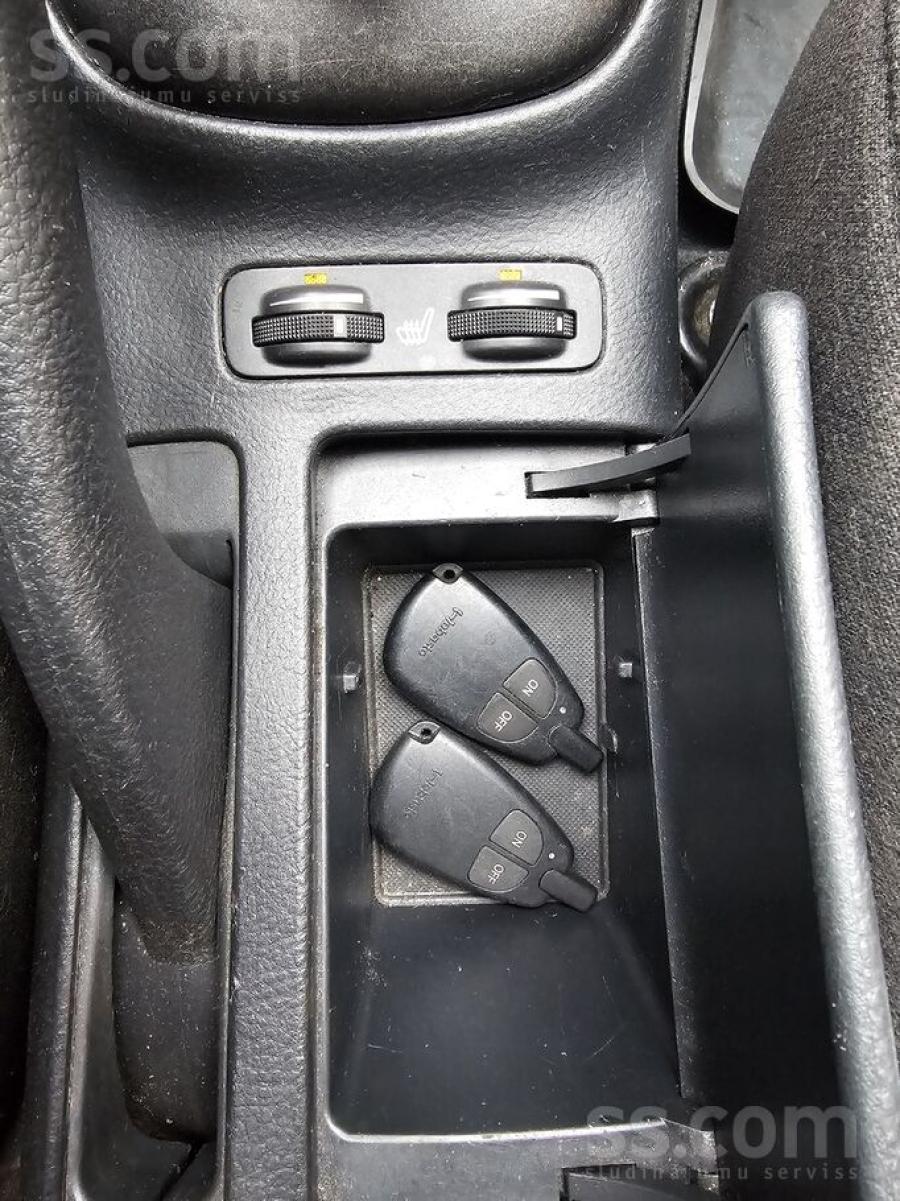 Pelēks Toyota Avensis 2003 Daugavpils, ar dzinēja tilpumu 2.00 L un nobraukumu 383 tūkst. km par 1500 €, foto 7 vietnē AUTOMOTO.COM.LV